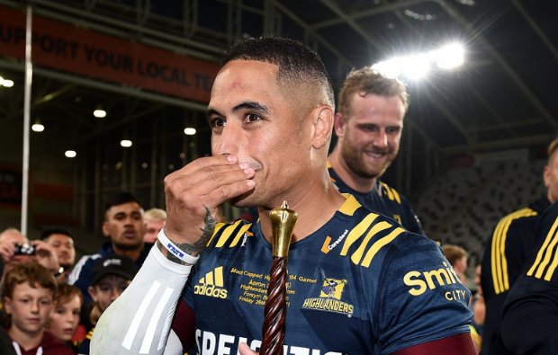 The Highlanders perform a special Haka for Aaron Smith | Ultimate Rugby ...